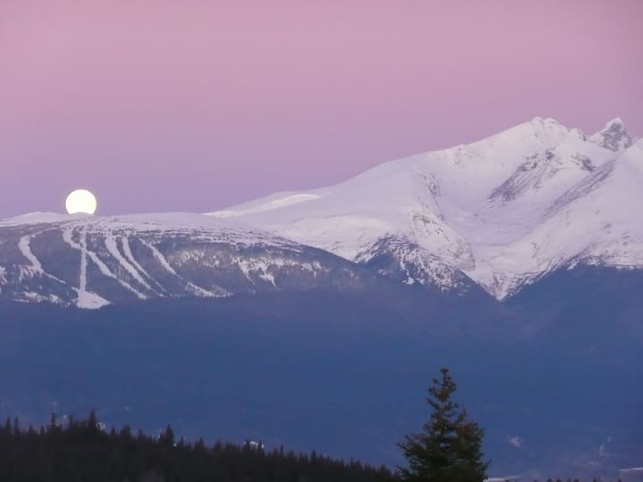 Pink Sky Lodge. Silence And Stillness - Smithers