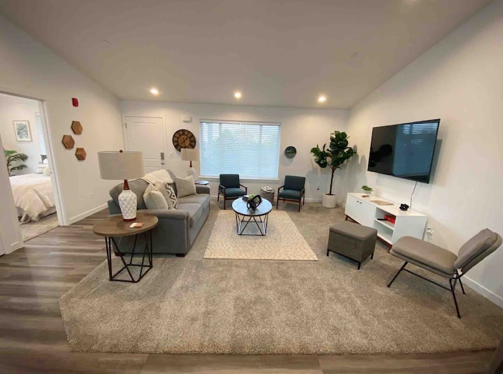 Classy Top Floor Condo-king Suite | Gr8 Location! - Richland, WA