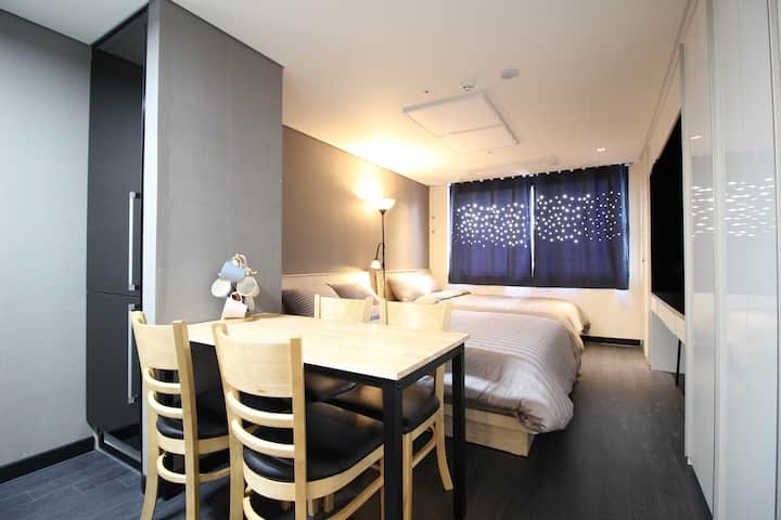 B2[공항 1.7km, 5분] 퀸베드 3개 프리미엄 레지던스,제주의 중심 - South Korea