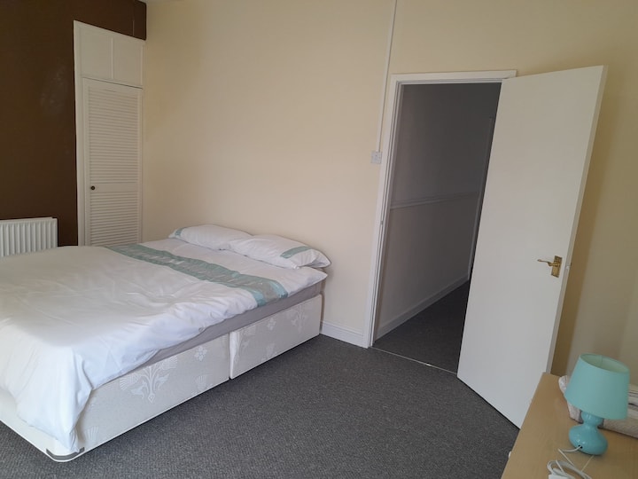 Large Comfortable Double Bedroom Near Neath Town - Port Talbot