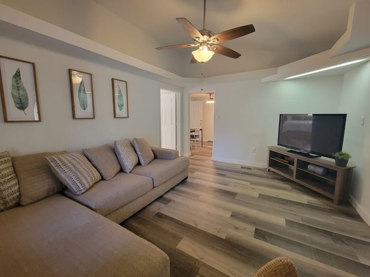 1-bd Suite W/ Private Entrance Local To Everything - Tampa, FL
