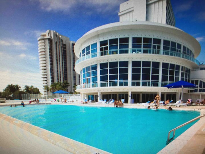 Townhouse Beachfront 4/4 Sleep 11 (Free Valet) - Miami Beach, FL