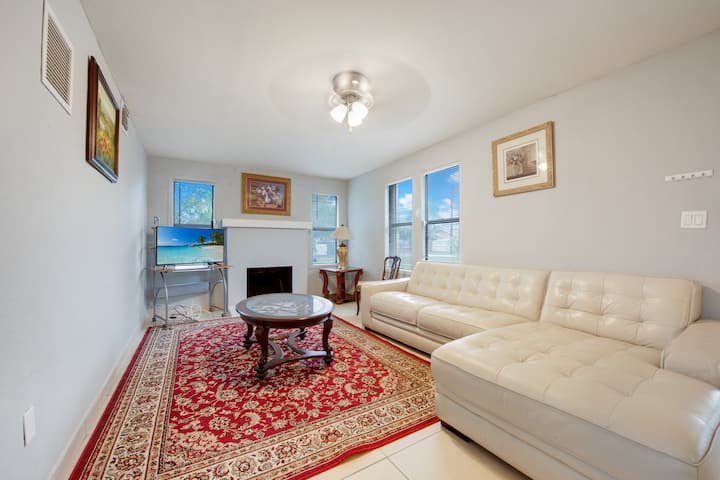 Spacious & Expansive Miami Home With Free Parking - Homestead, FL