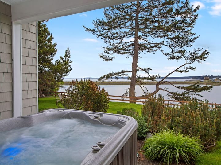 Beautiful Waterfront Home, Sleeps 4 - Friday Harbor, WA