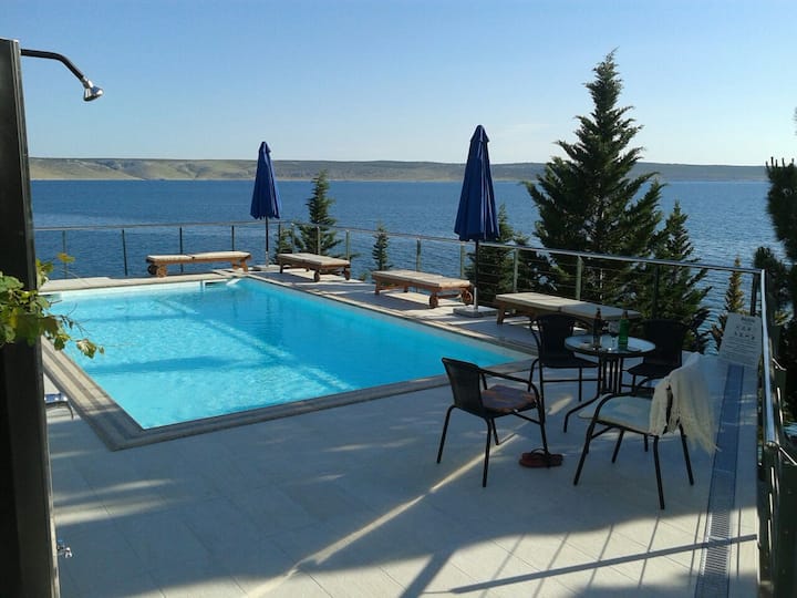 Stylish Apartments In Beachfront Villa With Pool - Starigrad