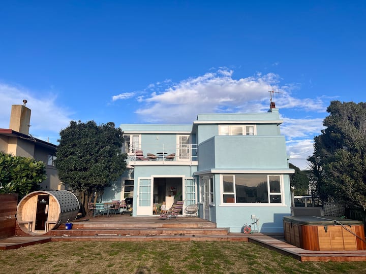 The Blue Beachfront Retreat - Paraparaumu