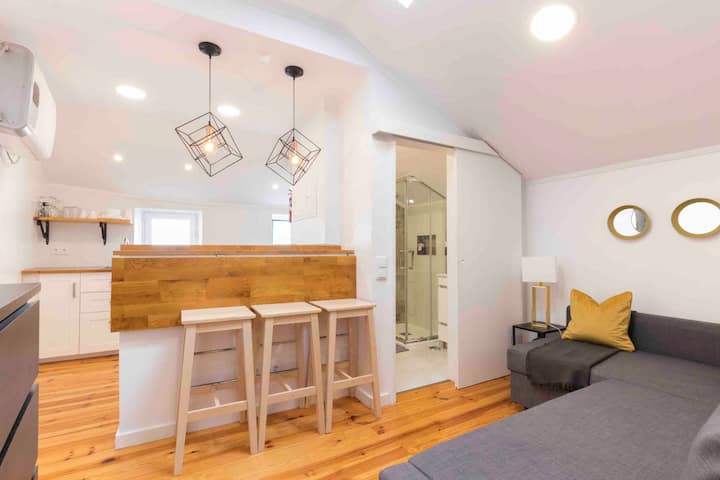 Location! Alfama 1 Br W/skylight & A/c - Sleeps 4 - Lisbon