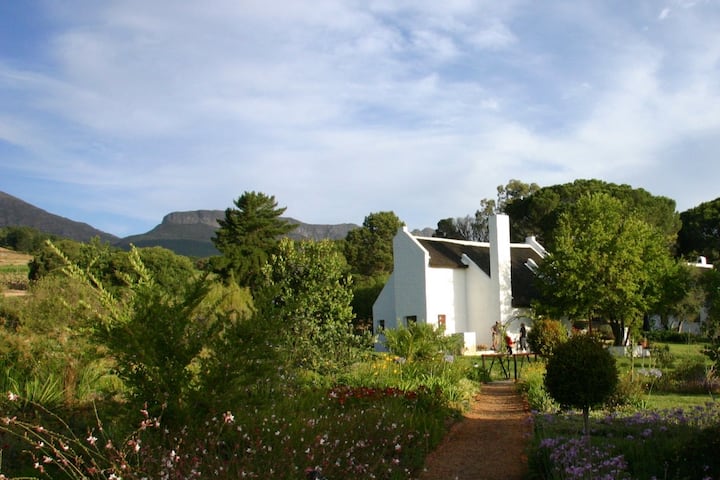 Mooi Bly 2 Bedroom Thatched Cottage - Paarl