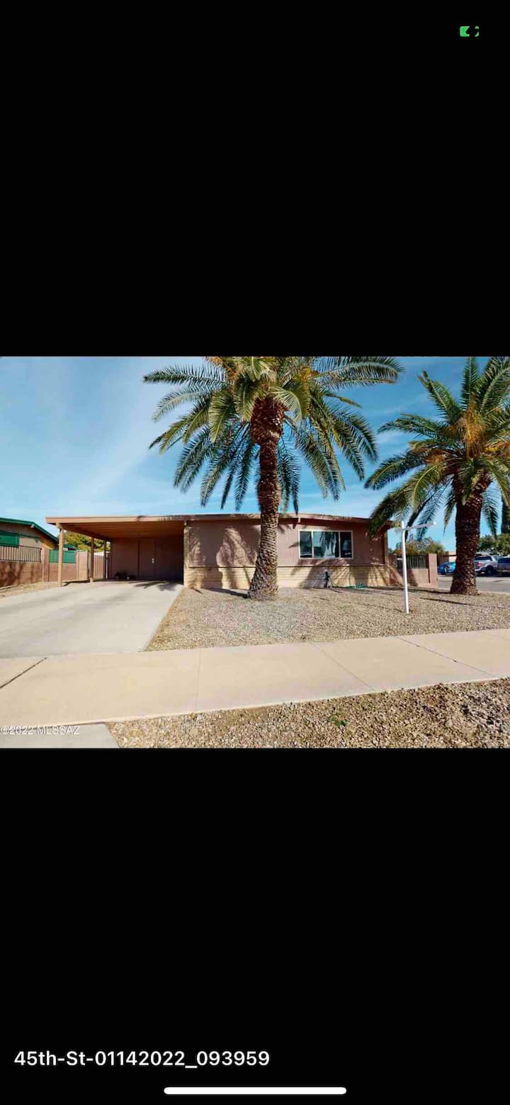 3 Bedroom Home With Mountain Views Private Parking - Tucson, AZ
