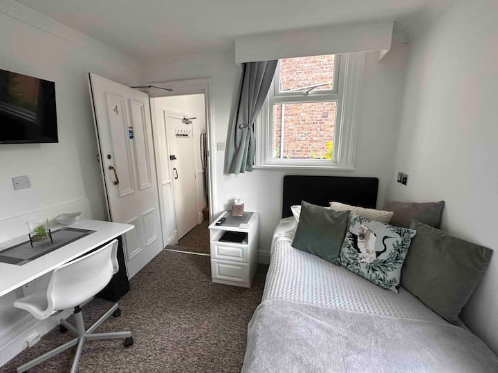 Pet Friendly Studio For 1. Sale. Manchester - Altrincham