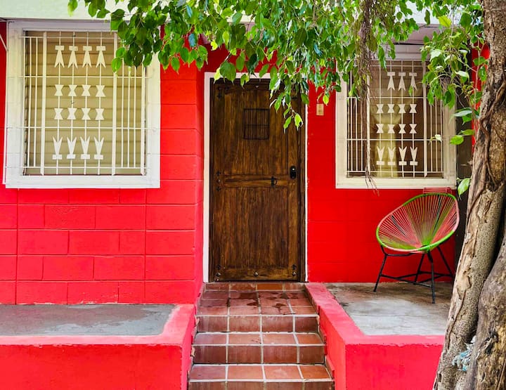 Casa Roja -Ubicación Central + Aire Acondicionando - El Salvador