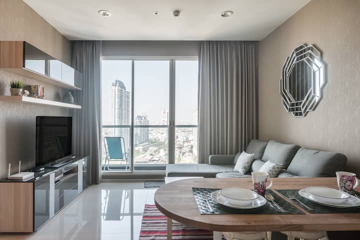 Urban Living On The Riverfront In A Luxe High-rise Apartment - Bangkok
