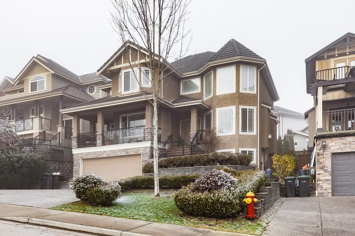 2 Beds Suite In Coquitlam Centre - Coquitlam