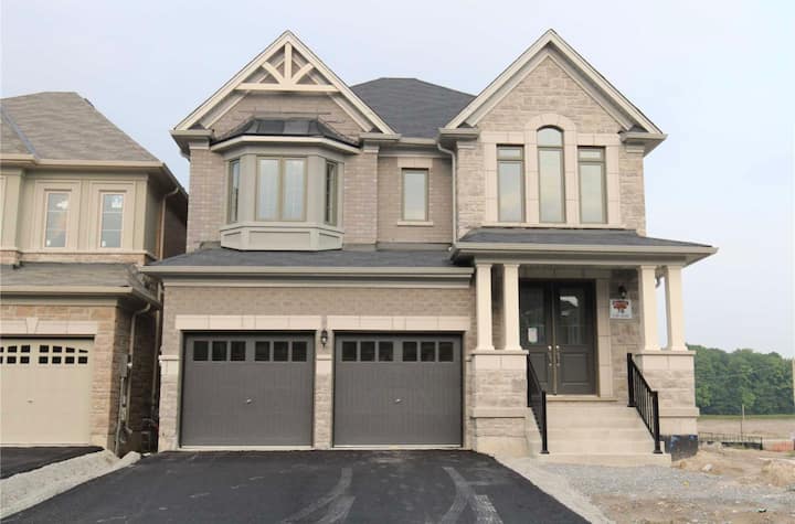 4 Br Beautiful New House In Yonge/doane Rd - Bradford