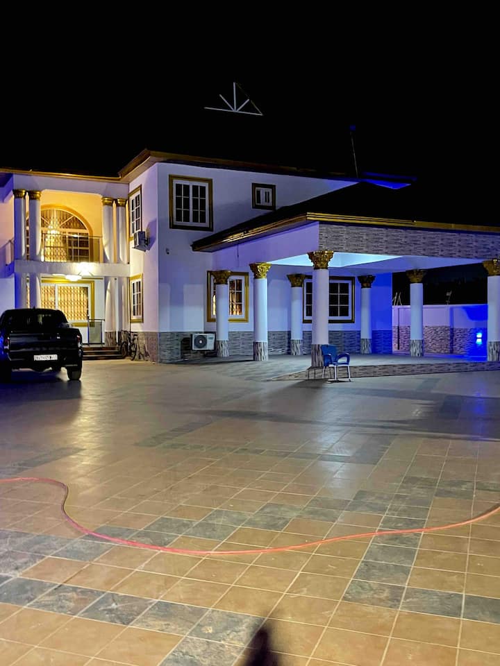 Executive 8 Bed Room House With Swimming Pool - Ghana