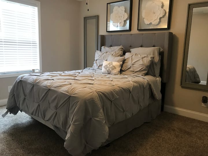 Quiet, Comfortable, Cozy Grey Room - Clarksville