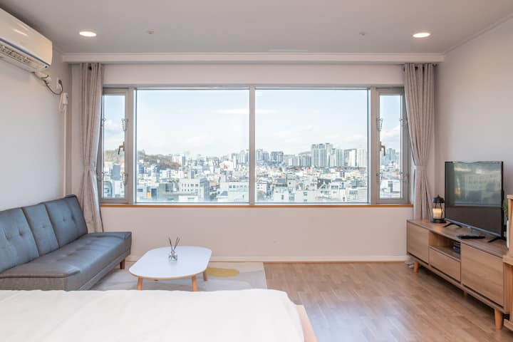 Jiny's Cozy Room#04_멋진 뷰, 편안한 숙소, 홍대입구역 1번출구 30초 - Seoul