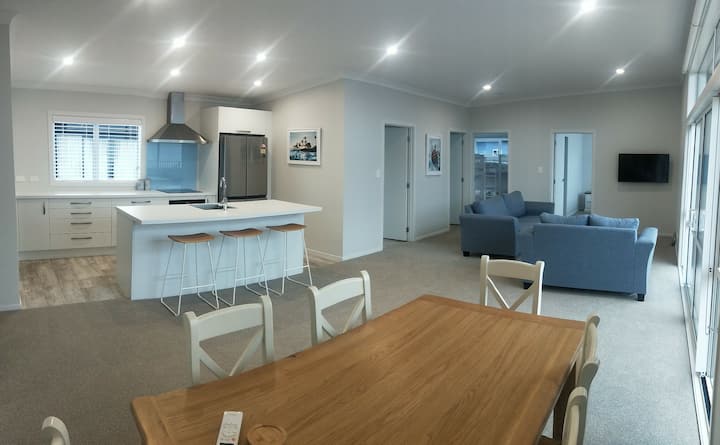 Family-friendly Waihi Beach House | 400m To Sand - Bay of Plenty