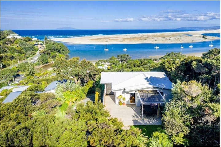 Ocean Beach Retreat - Comfortable With Great Views - Mangawhai