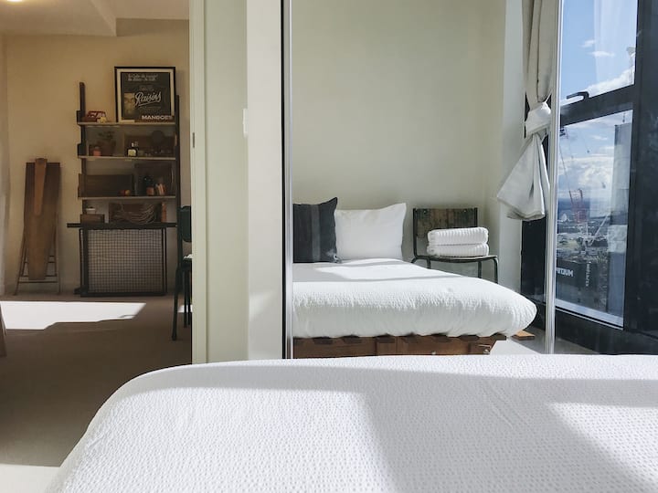 Best Location Bay View Retro Collector’s Apartment - Melbourne