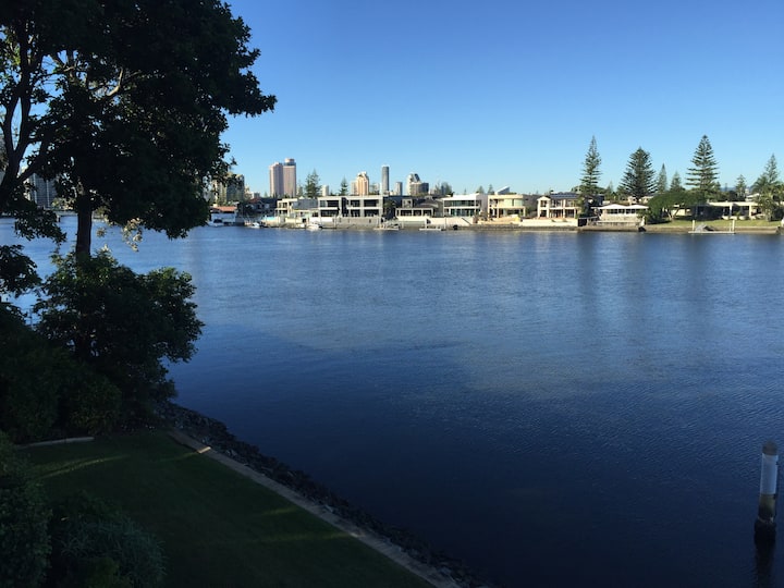 Large En-suited Bedroom Facing South Over River - Gold Coast