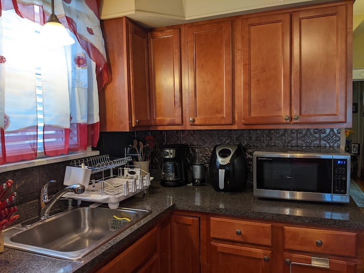 Beautiful 4 Bedroom House Large Eat In Kitchen - Albany, NY