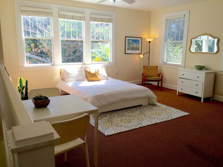 Charming Hyde Park Apartment - Tampa, FL