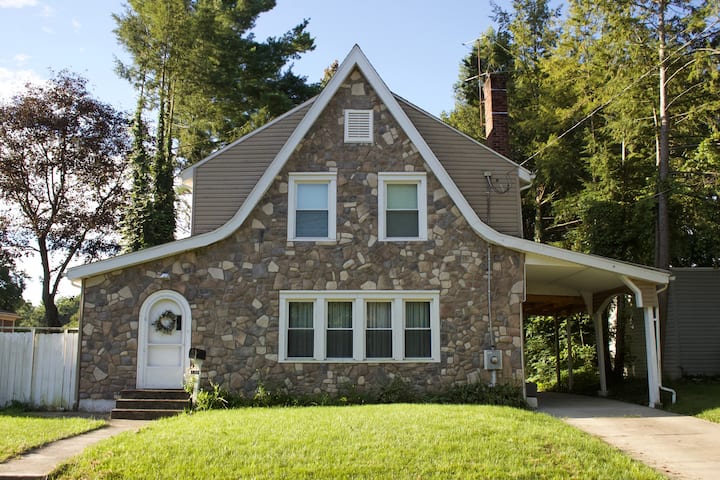 3 Bedroom Home With Lots Of Neighborhood Charm. - Akron, OH