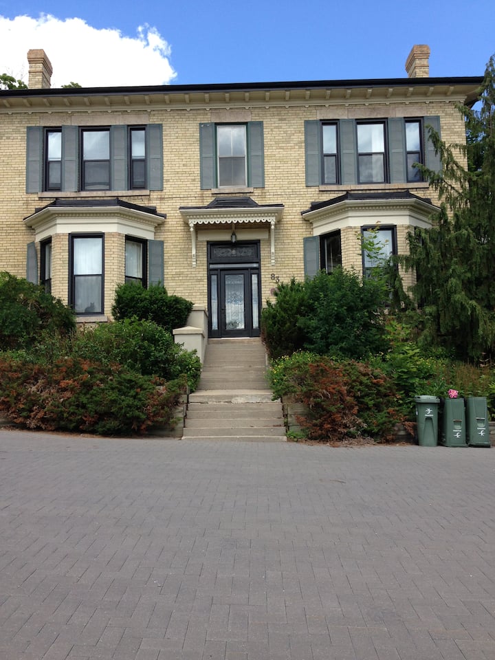 Spacious Apartment, Near Hospital, Train/bus Depot - グエルフ