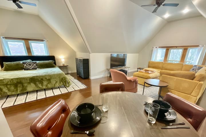 Washington Heights Huge Studio! - Wauwatosa, WI