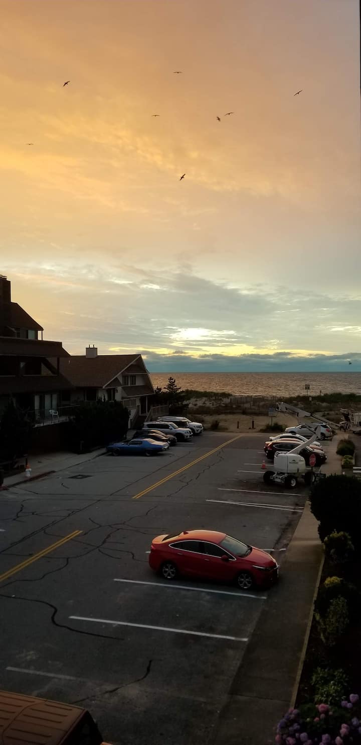 Beach Side Condo With Pool - Ocean City