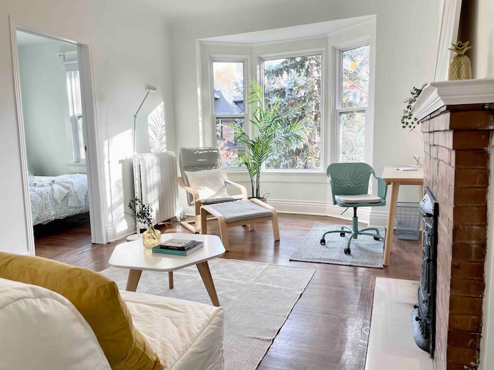 Charming + Airy Roncy Apartment - Toronto