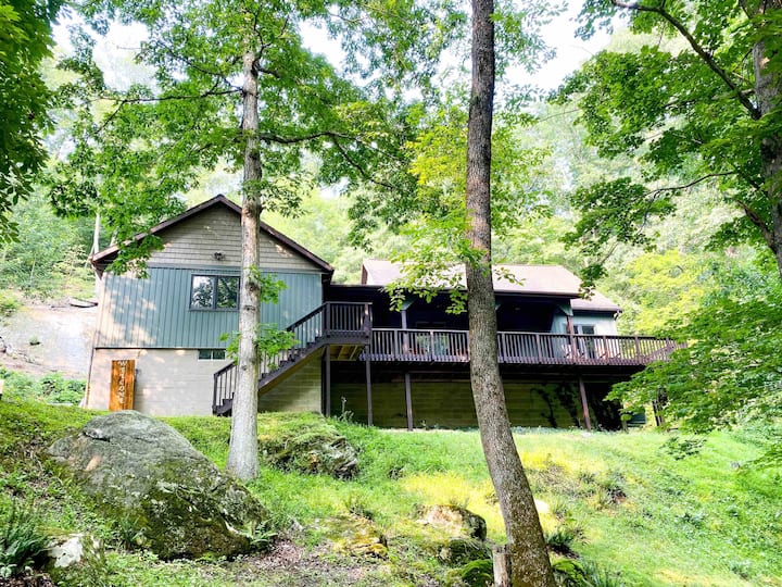Rock Hill Retreat- A Home With Natural Stone Formations At Every Turn! - Ohio
