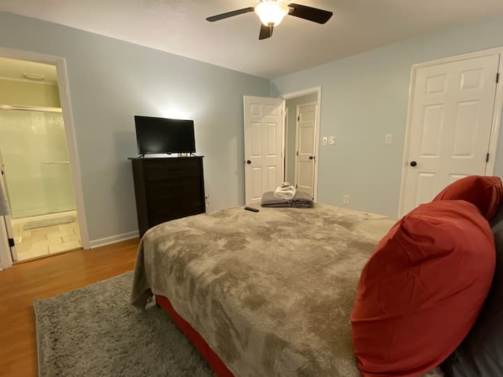 One Level Home Minutes From Downtown Cary And Mall - Cary, NC