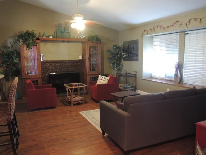 Spacious Home- 1br W/ Full Kitchen + Private Yard - Bakersfield, CA