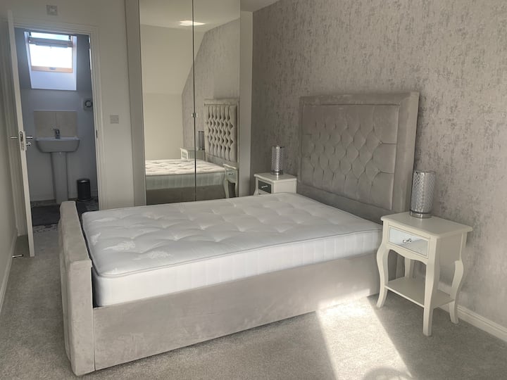 En-suite In Brand New Town House - Carmarthen