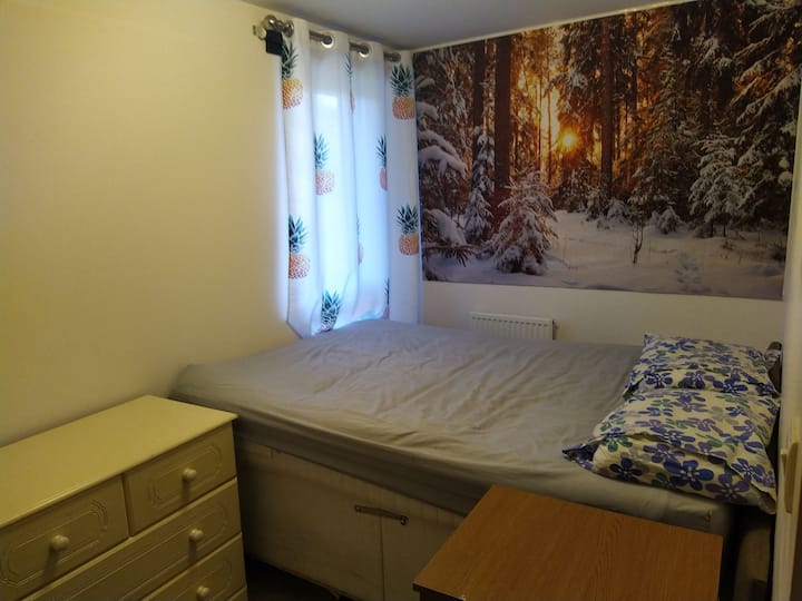 Small Room Near Gatwick Airport With Shared Shower - Crawley