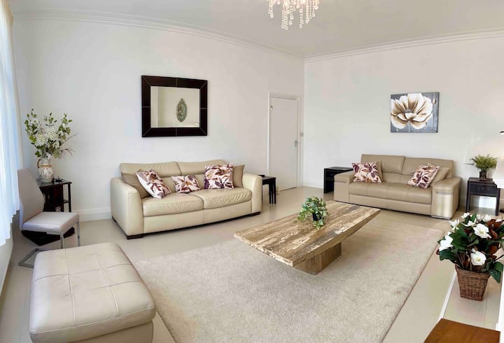 Townhouse* Spacious* Bright* Parking* Beach 2 Mins - 得文