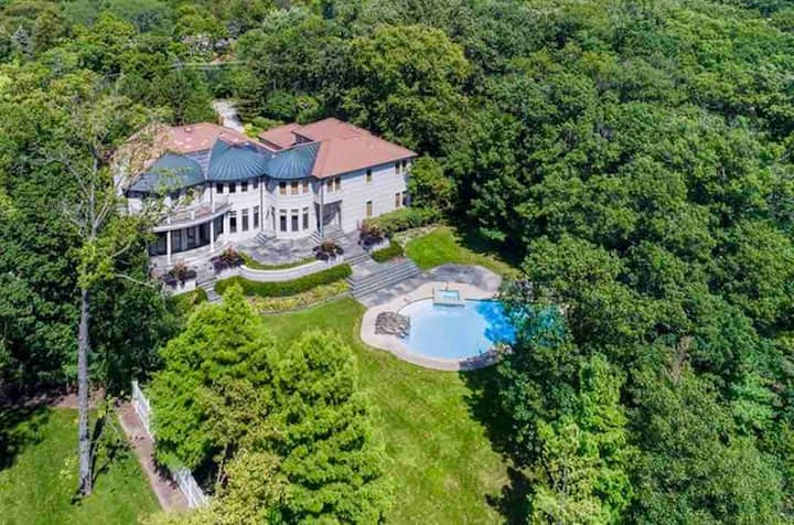 Sprawling 7 Bedroom Estate With Pool And Patios! - Highland Park, IL