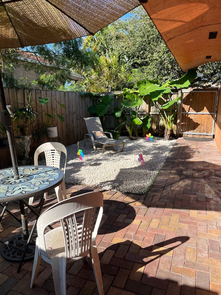 2/1 Updated, Light & Bright - Hollywood, FL