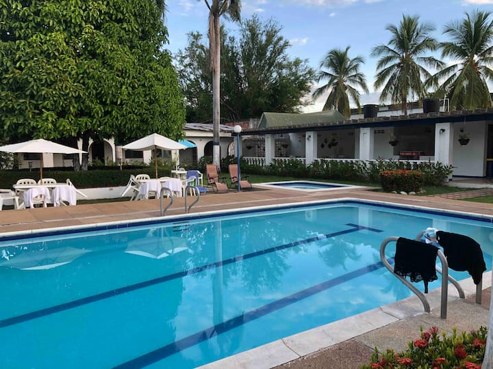 Encantador Campestre Con Piscina ,Zonas Verdes Etc - Girardot