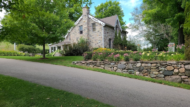 Country Family Getaway With Pool And Trails - Hockley Valley, ON