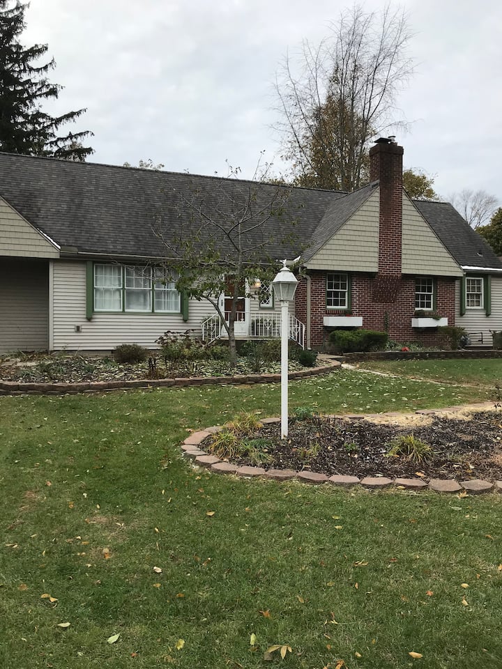 Charming Cottage With Private Beach Access. - Benton Harbor, MI