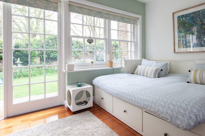Large Self Contained Studio Next To Barnes  Common - Putney - London