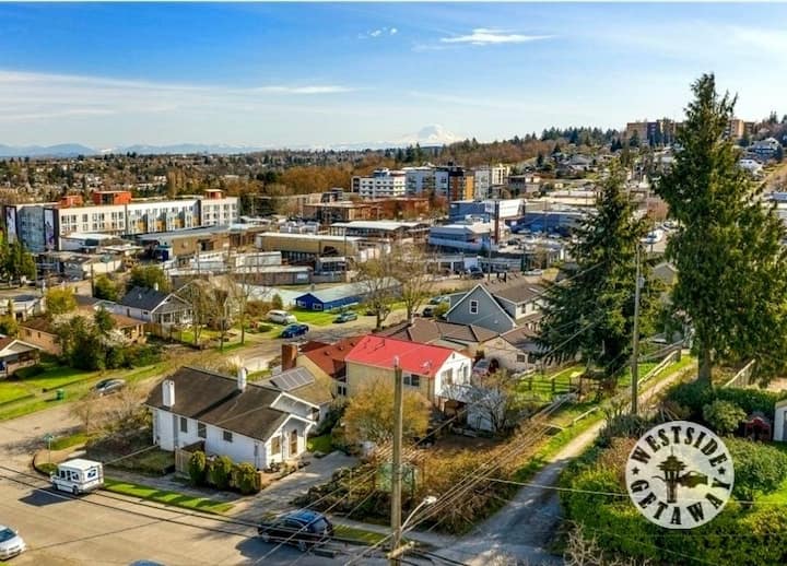 Posh Studio Suite, West Seattle Junction, Dogs Yes - Seattle, WA