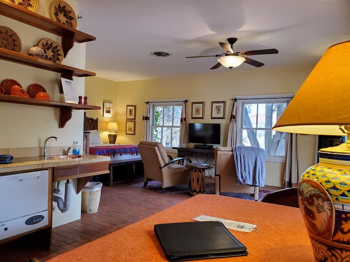 Casa Blanca Inn's Charming Chaco Suite - Farmington, NM