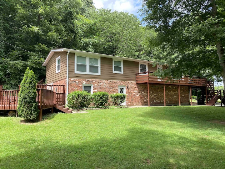 “Mill Creek Retreat” Entire Home 5 Acres - Brentwood, TN