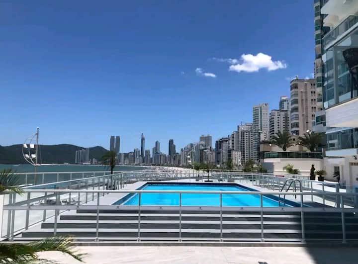 Prédio Pé Na Areia Com Ar E Wi-fi - Balneario Camboriú
