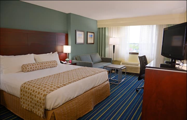 Va Beach Getaway - Modern King Bedroom Suite - Chesapeake, VA