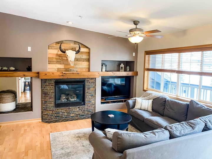 Modern 2 Bedroom Condo Near Ski Base - Steamboat Springs, CO